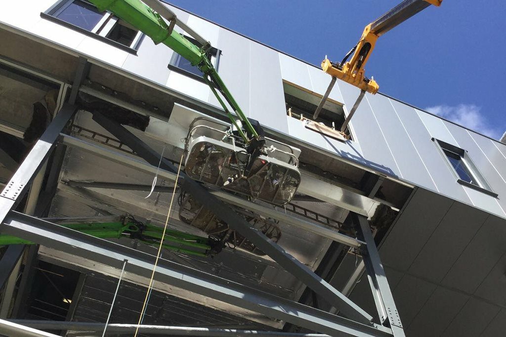 Bam builds operating theatre on stilts at Leeds hospital | Construction ...