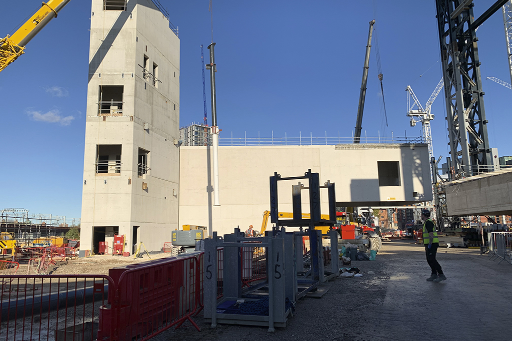 Factory records: Laing O’Rourke installs 160-tonne doors in Manchester | Construction News