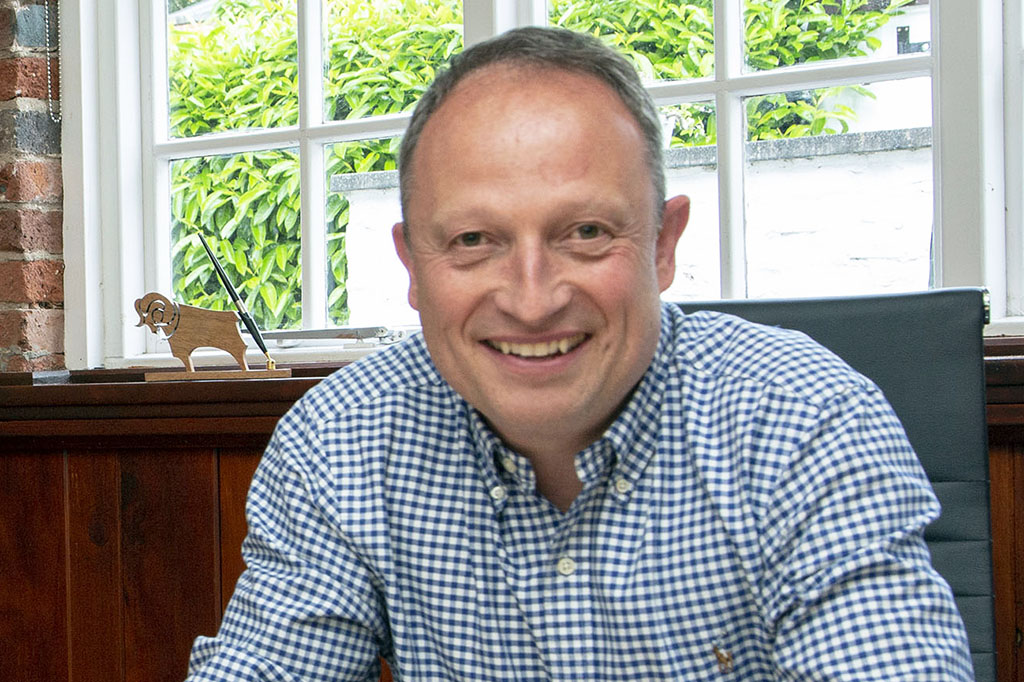 Andrew Hosking's Instagram, Twitter & Facebook on IDCrawl