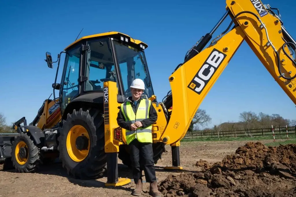 13-year-old becomes UK’s youngest qualified digger driver ...
