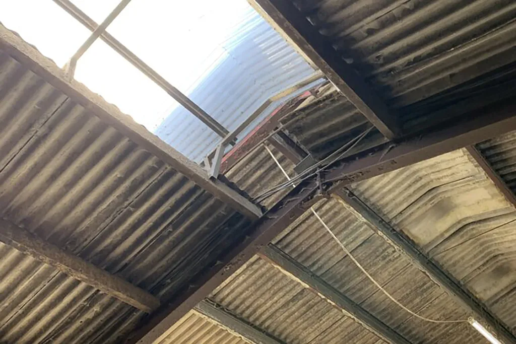 Uninsured contractor handed suspended sentence over worker roof fall ...