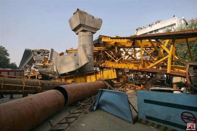 Collapsing construction crane in New Delhi Caught on caught on camera ...