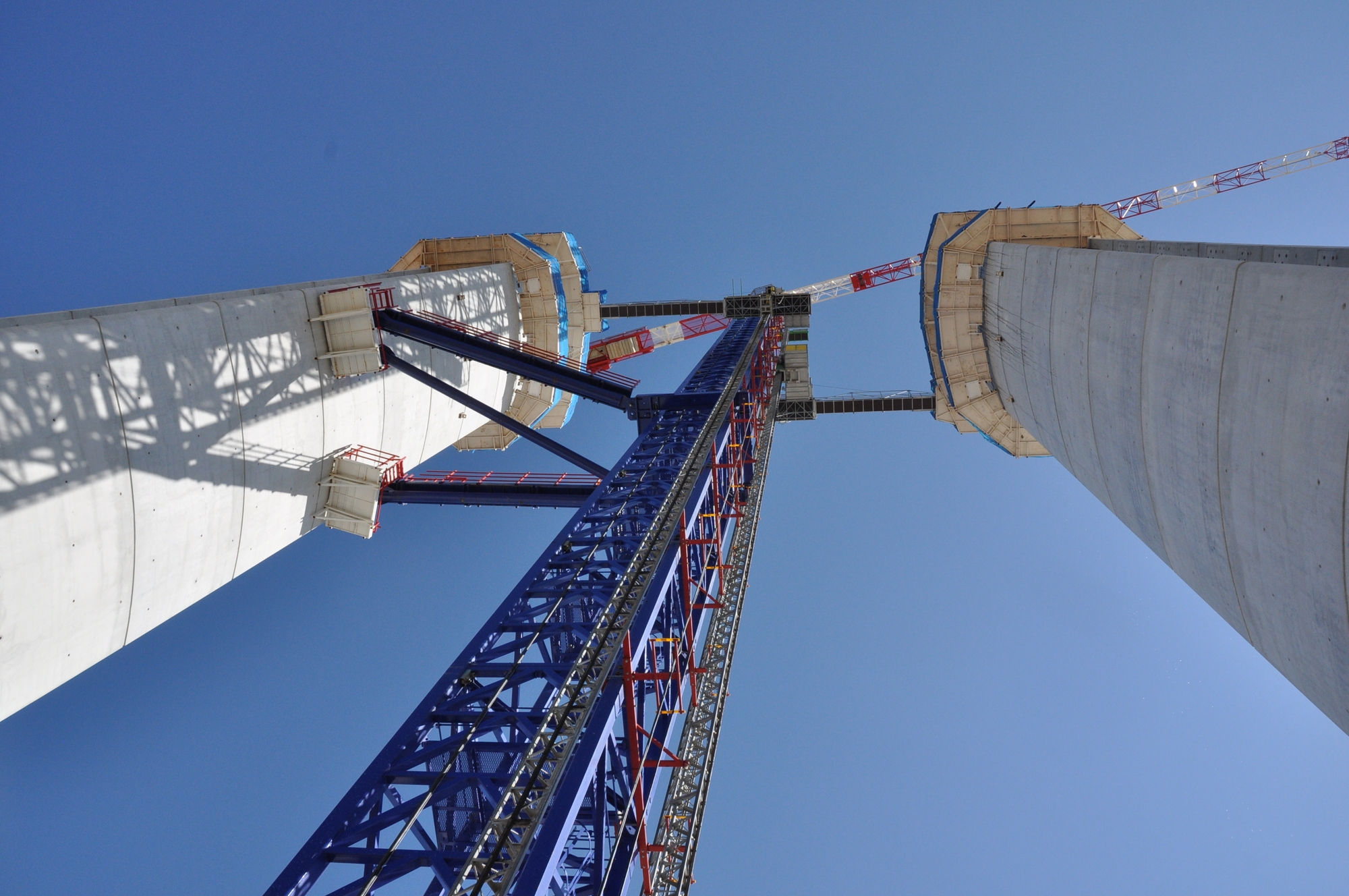 Construction of Bordeaux's new signature lift bridge reaches key ...