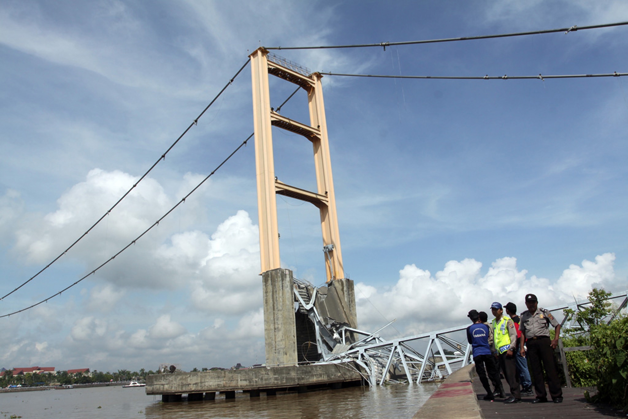 Basic engineering errors led to Indonesia bridge collapse | New Civil ...
