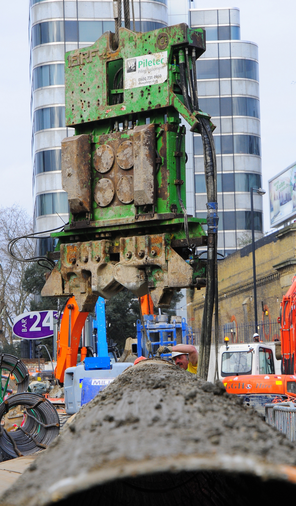 Low vibe piles help Blackfriars development | New Civil Engineer