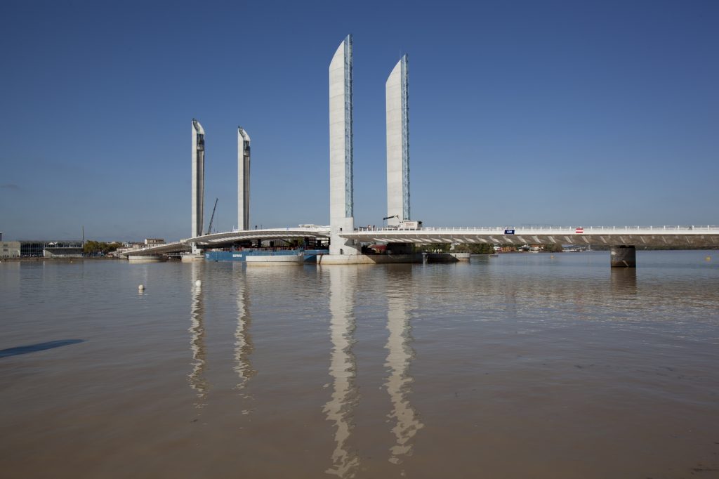Milestone reached as Beast of Bordeaux's central span is installed ...