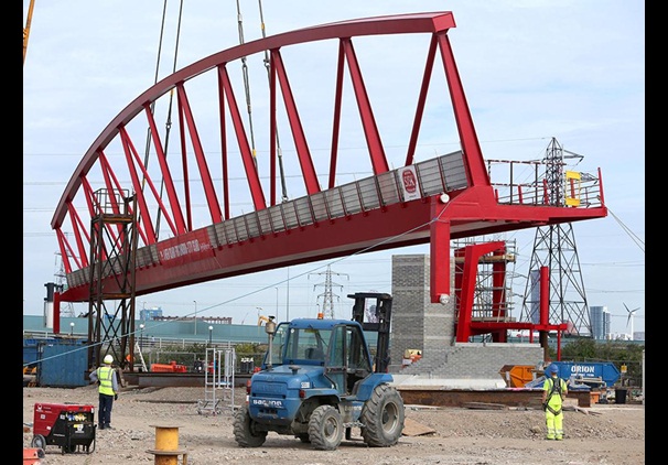 PHOTOS | River Lea footbridge craned into position | New Civil Engineer