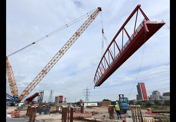 PHOTOS | River Lea footbridge craned into position | New Civil Engineer