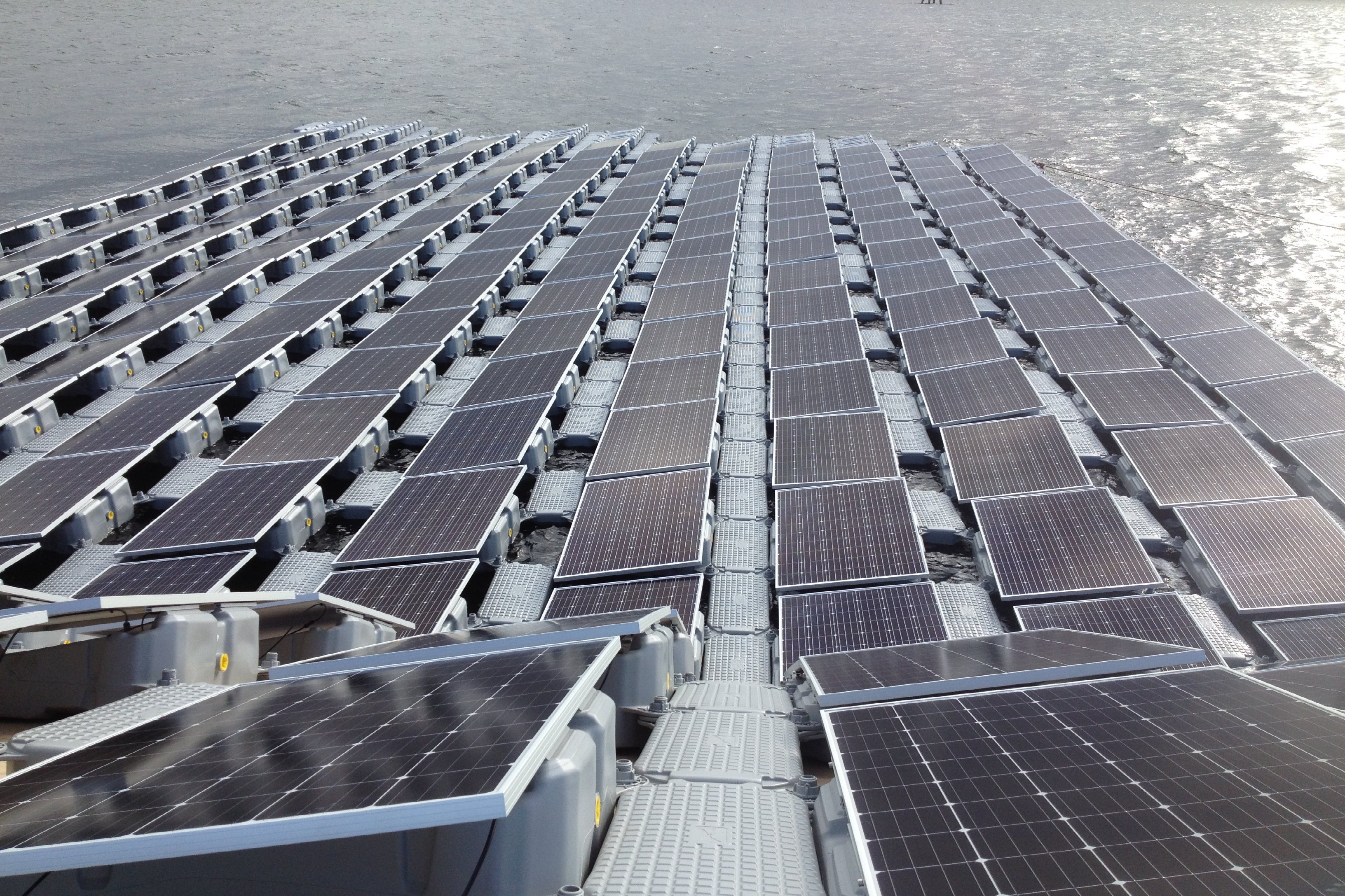 Huge floating solar farm for London | New Civil Engineer