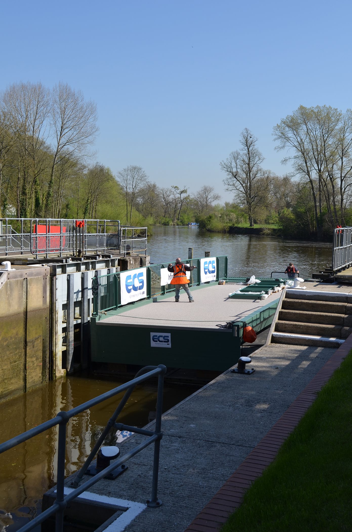The Gallery | New FRP bridge installed over River Thames | New Civil ...