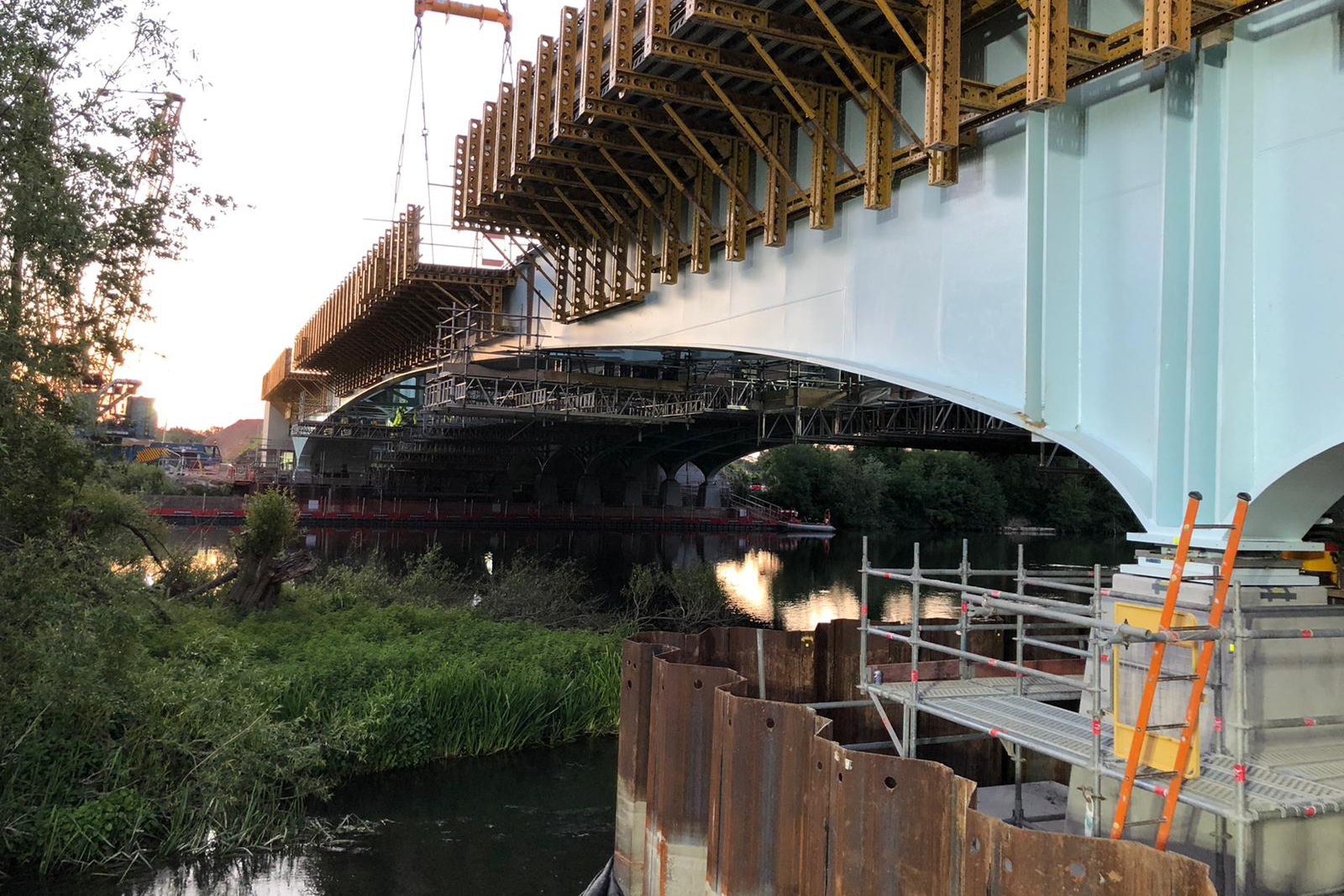 Smart Motorways | Adding extra lanes to M4 bridge across the Thames ...