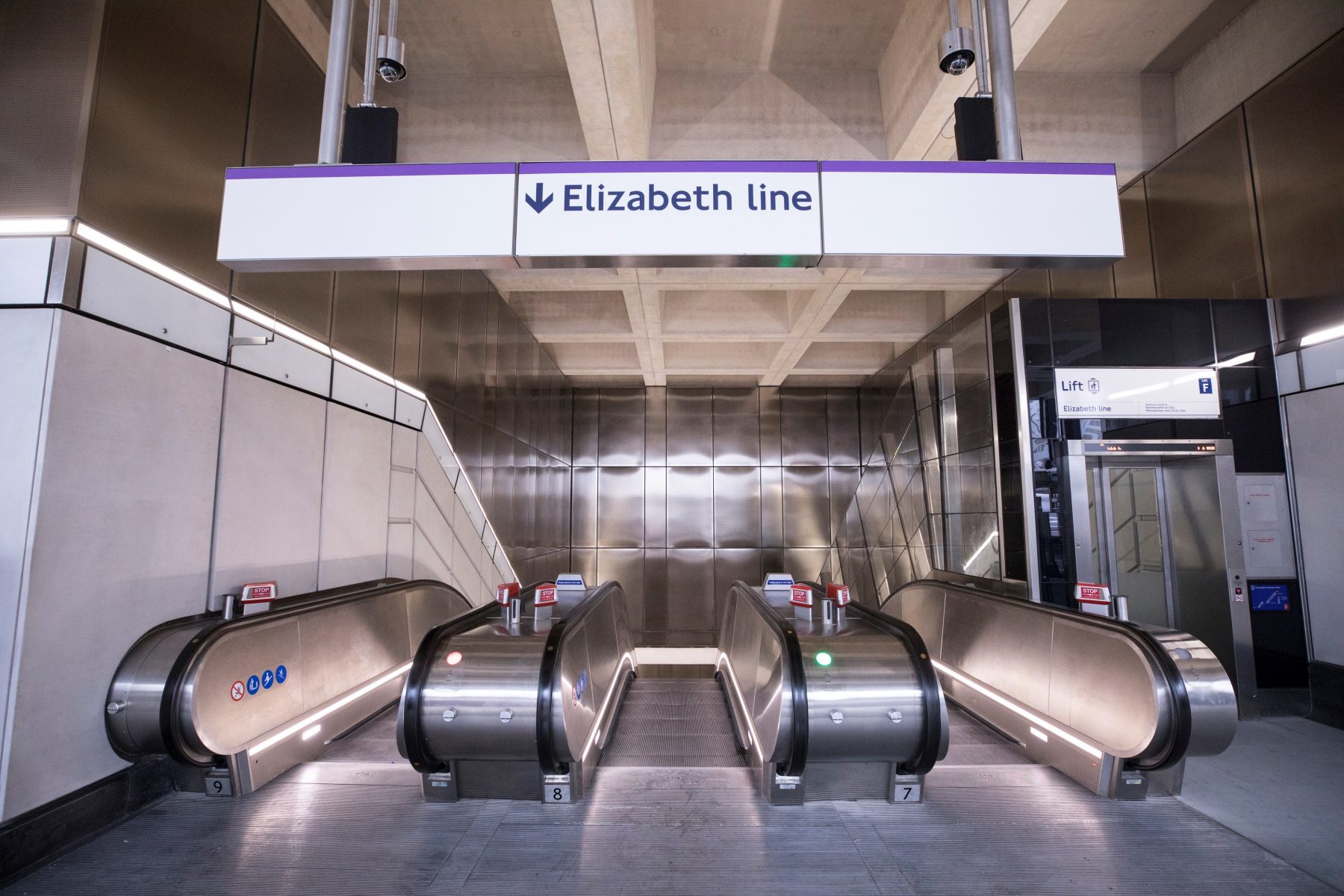 Crossrail | What’s behind the curtain at Farringdon station? | New ...