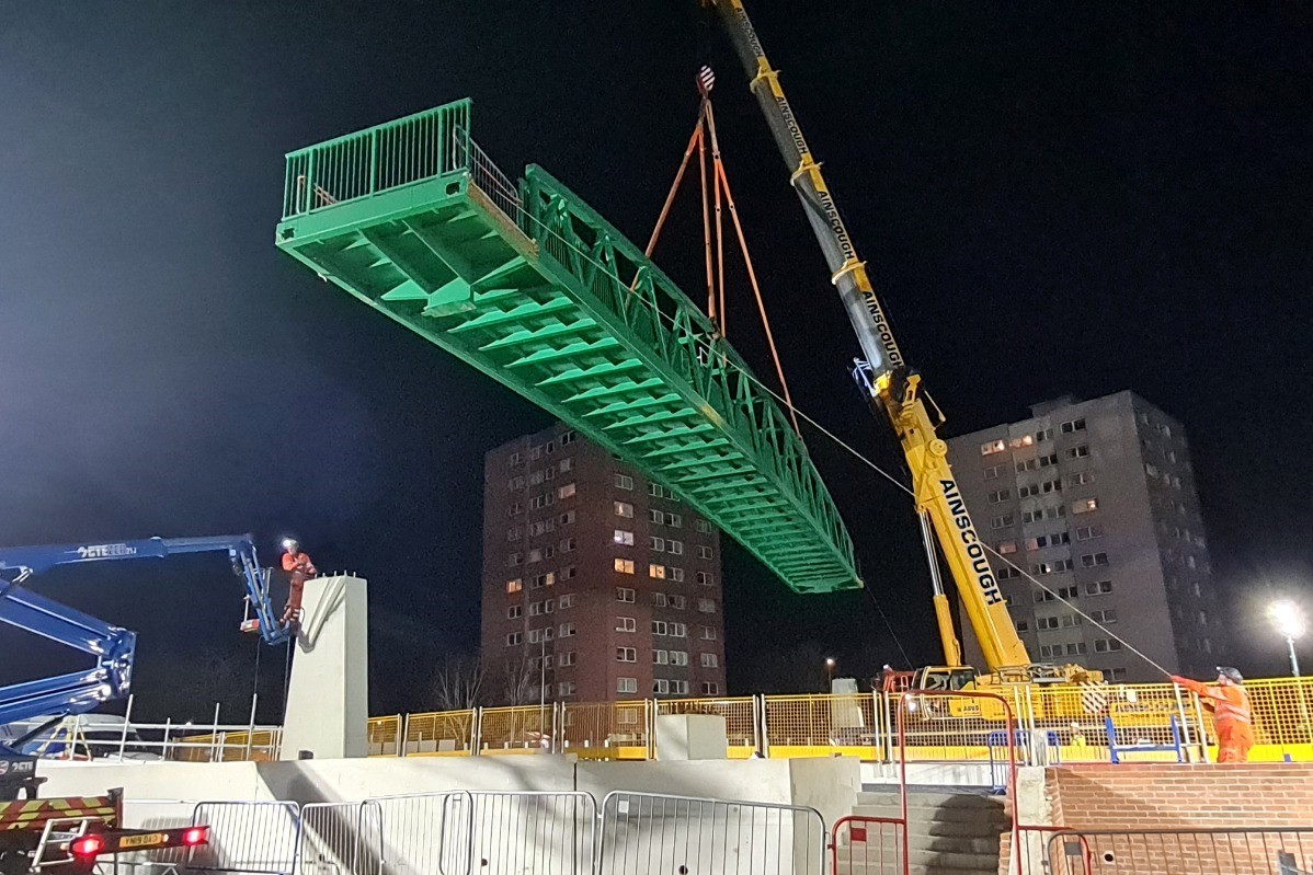 Balfour installs footbridge over the A63 in Hull as part of £355M ...
