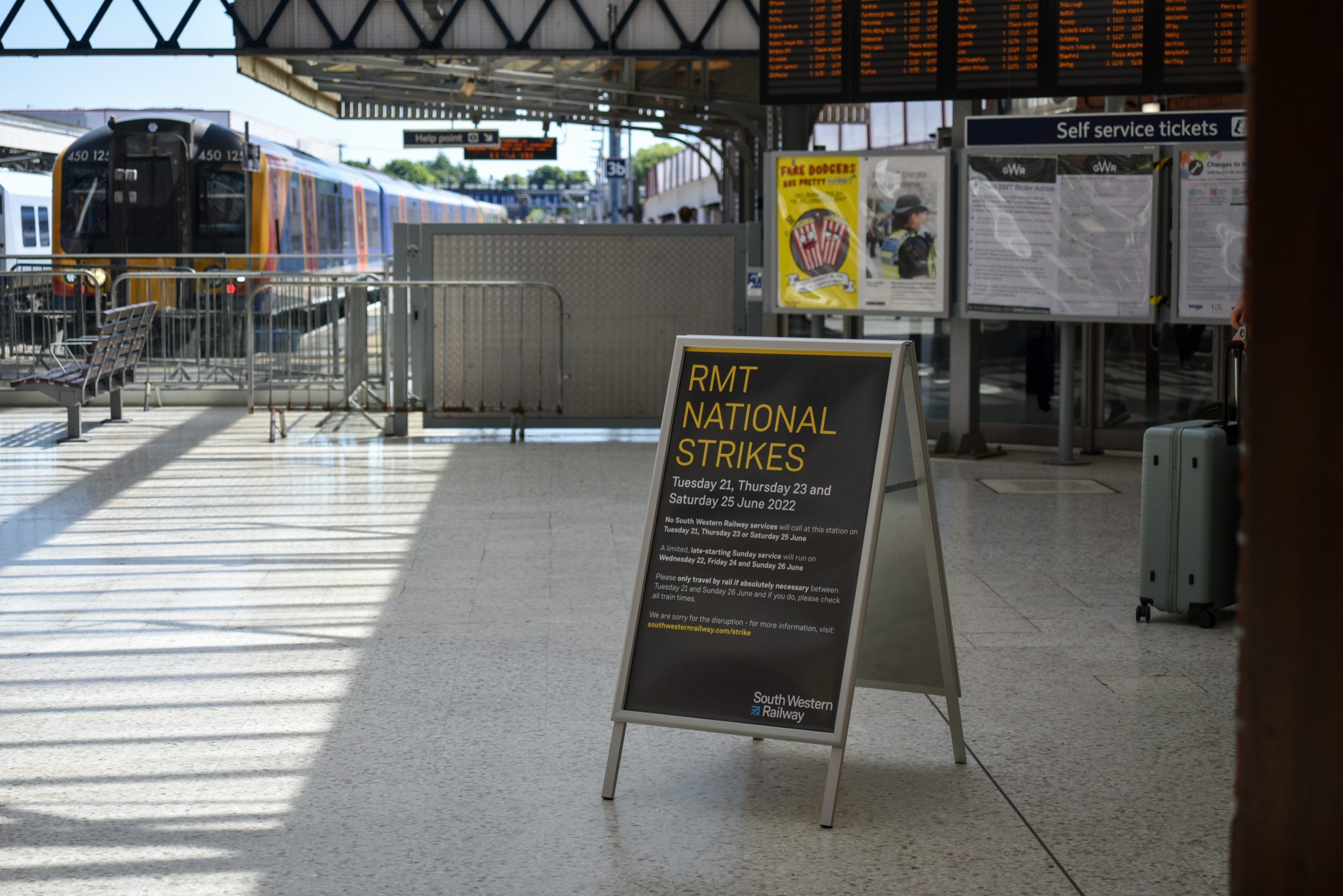 Pay deal with RMT members ends long running dispute at Network Rail ...