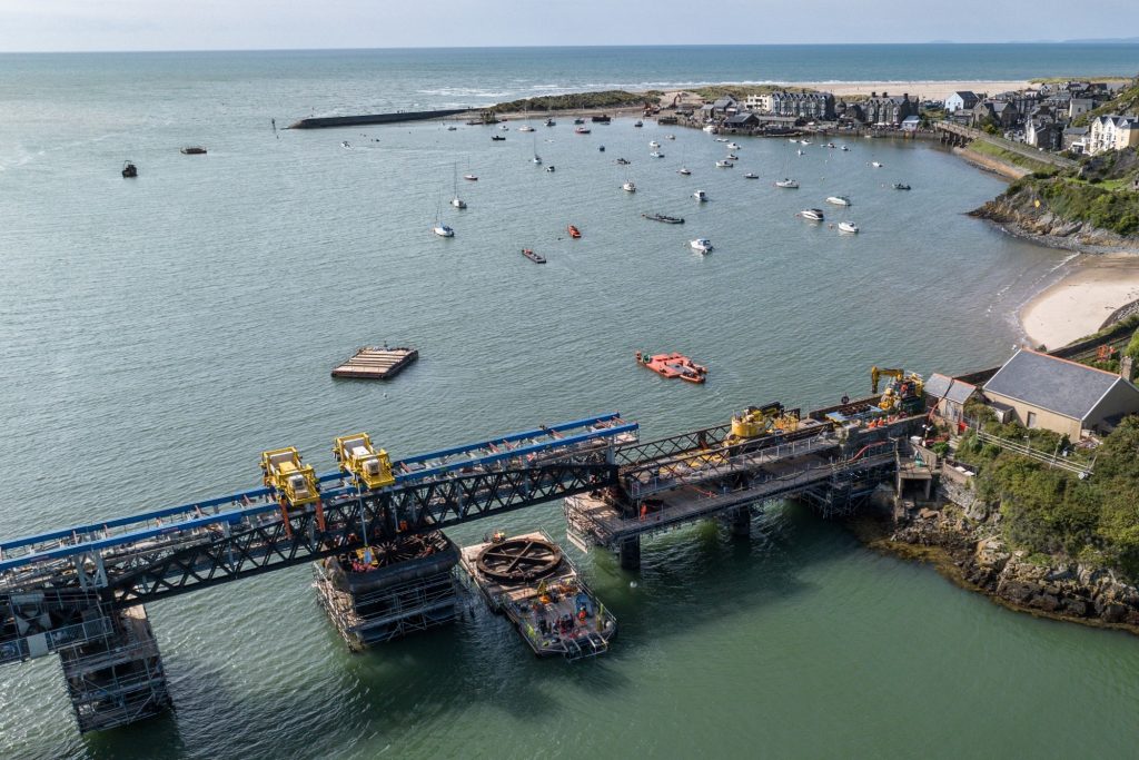 Duo of 160t metal spans moved into place on restored Barmouth Viaduct ...