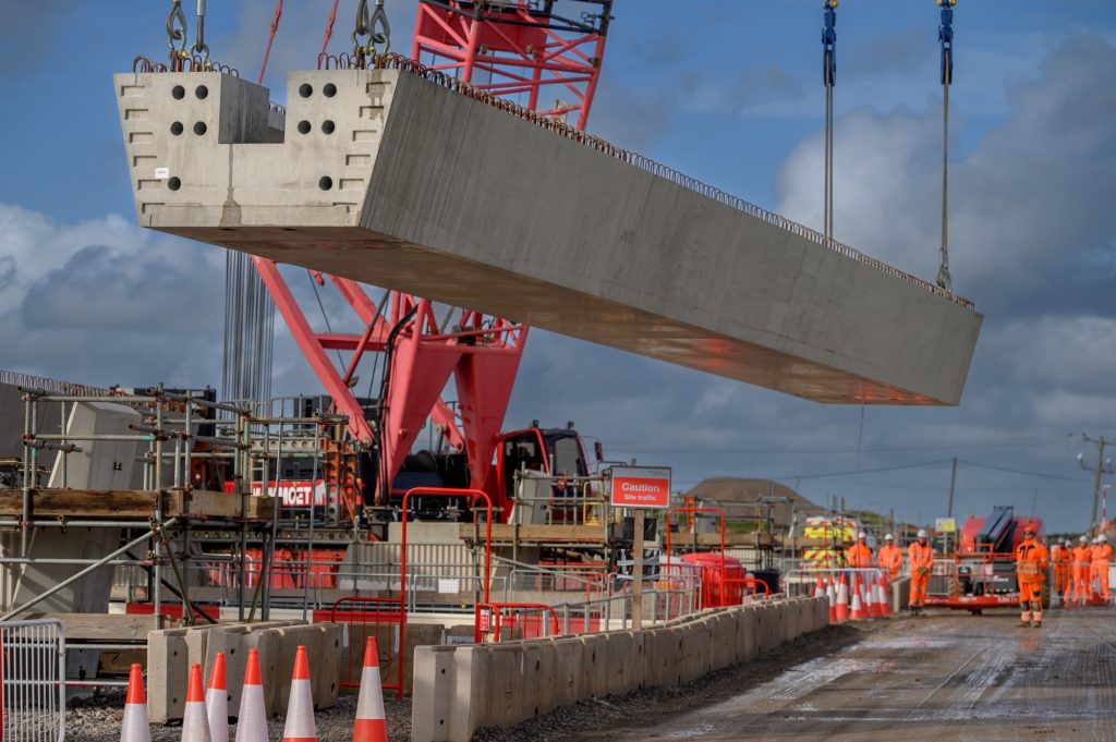 HS2 | First beams lifted into place on pre-cast Thame Valley Viaduct ...