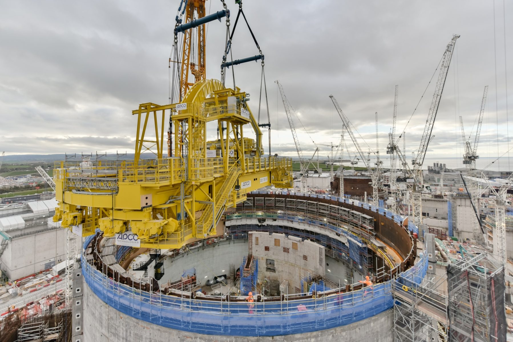 Polar crane installed at first reactor building of Hinkley Point C ...