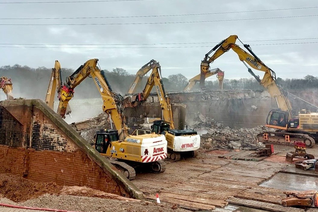 HS2 | M42 overbridge demolished ahead of schedule to make way for twin ...