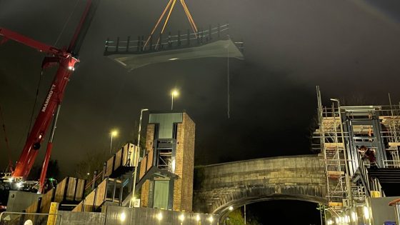 Network Rail installs deck of UK’s first £6M ‘Beacon’ accessible bridge ...