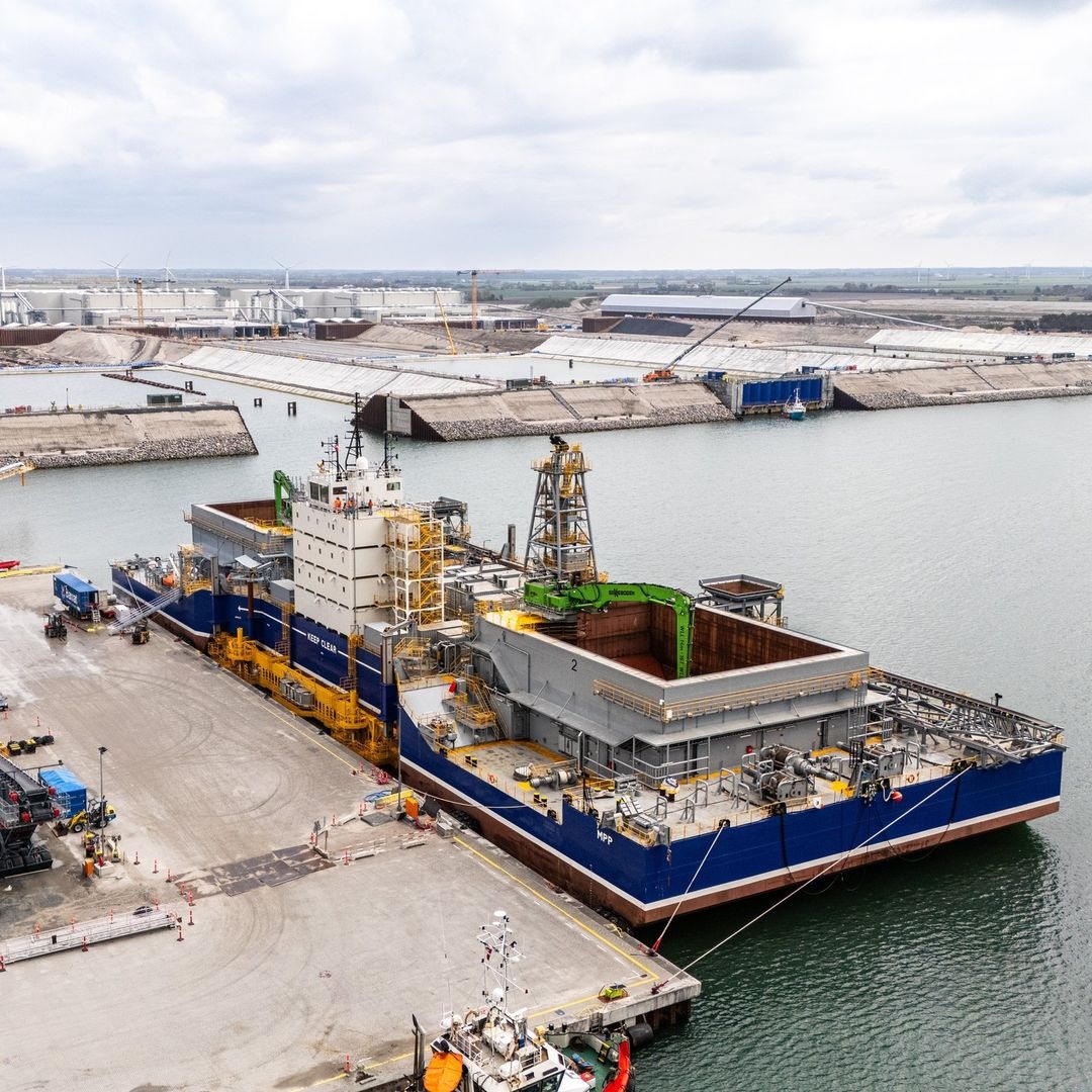 Fehmarnbelt | Purpose-built vessel arrives to line tunnel trench with ...