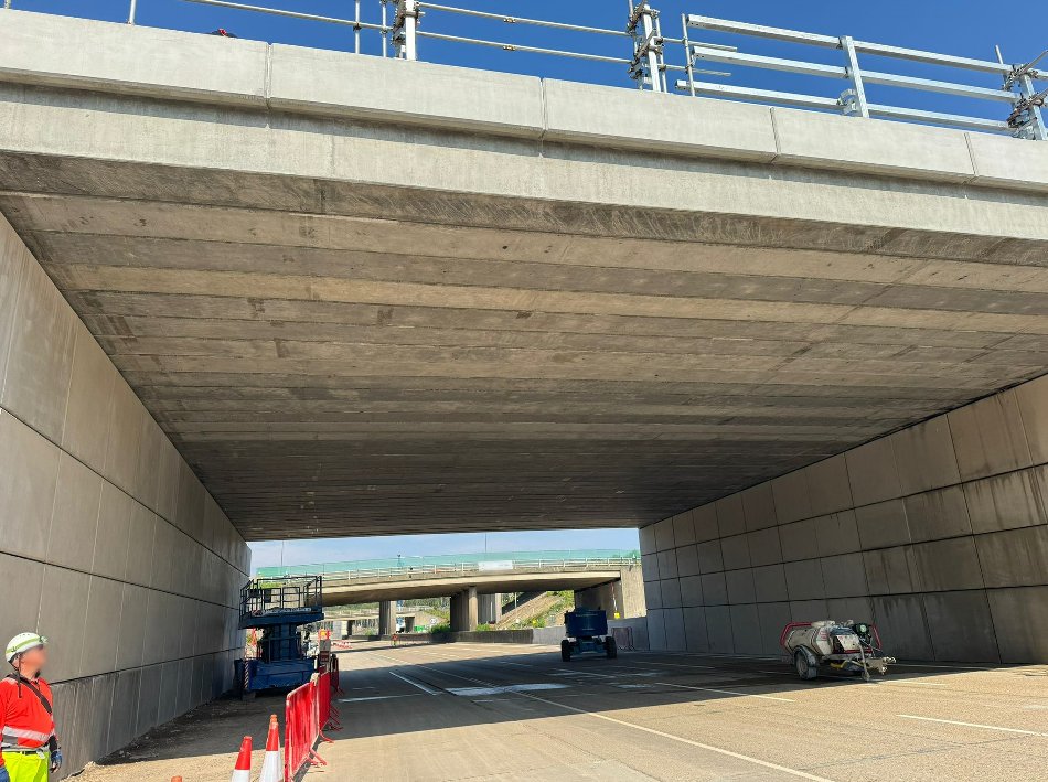 M25 again reopened early after junction 10 bridge installation over ...