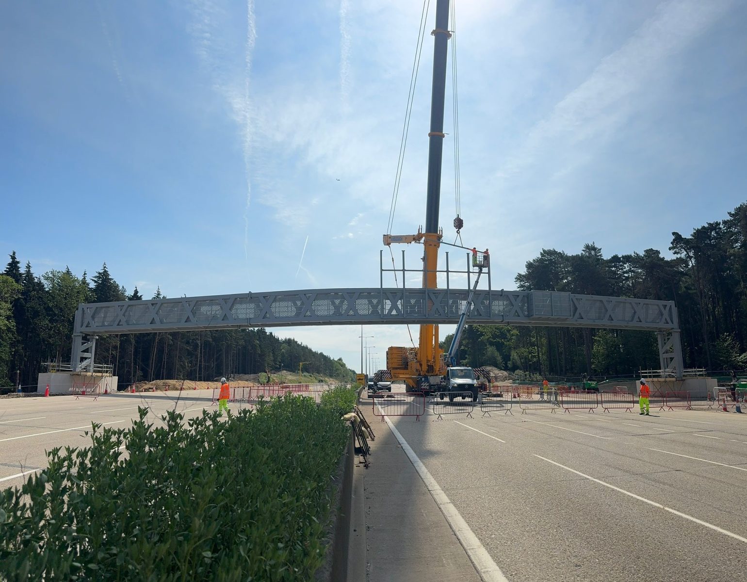 M25 again reopened early after junction 10 bridge installation over ...
