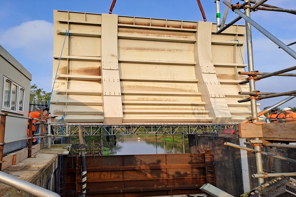 First 12.5t flood gate installed in milestone for £21M Leigh flood ...