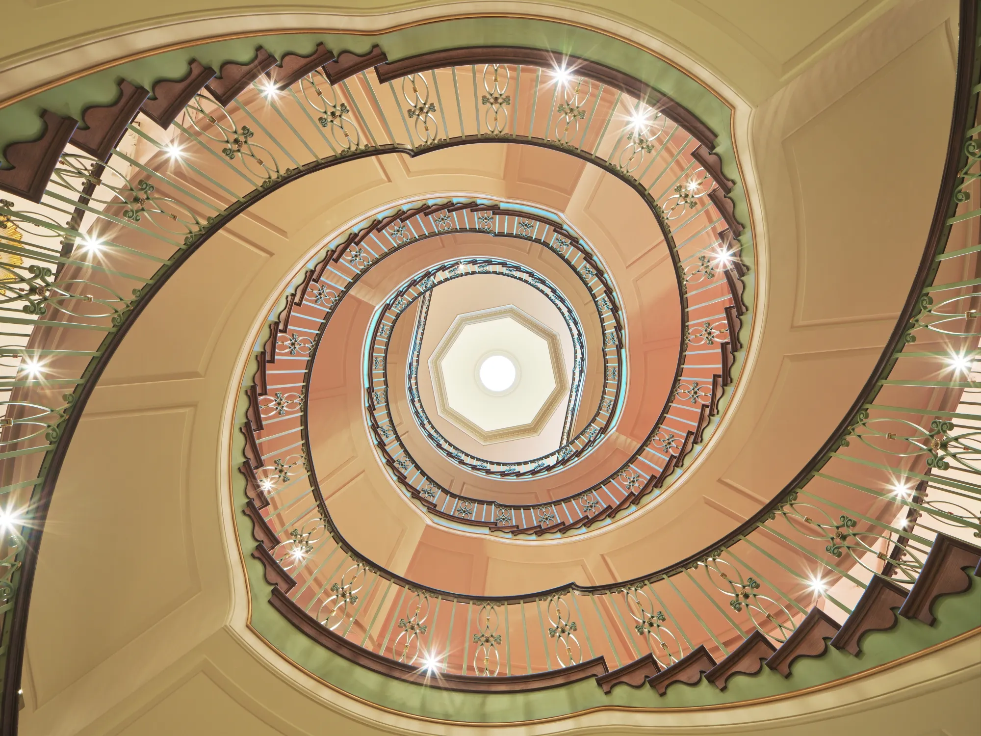 Fortnum & Mason double-helix three-storey stair: Construction and ...