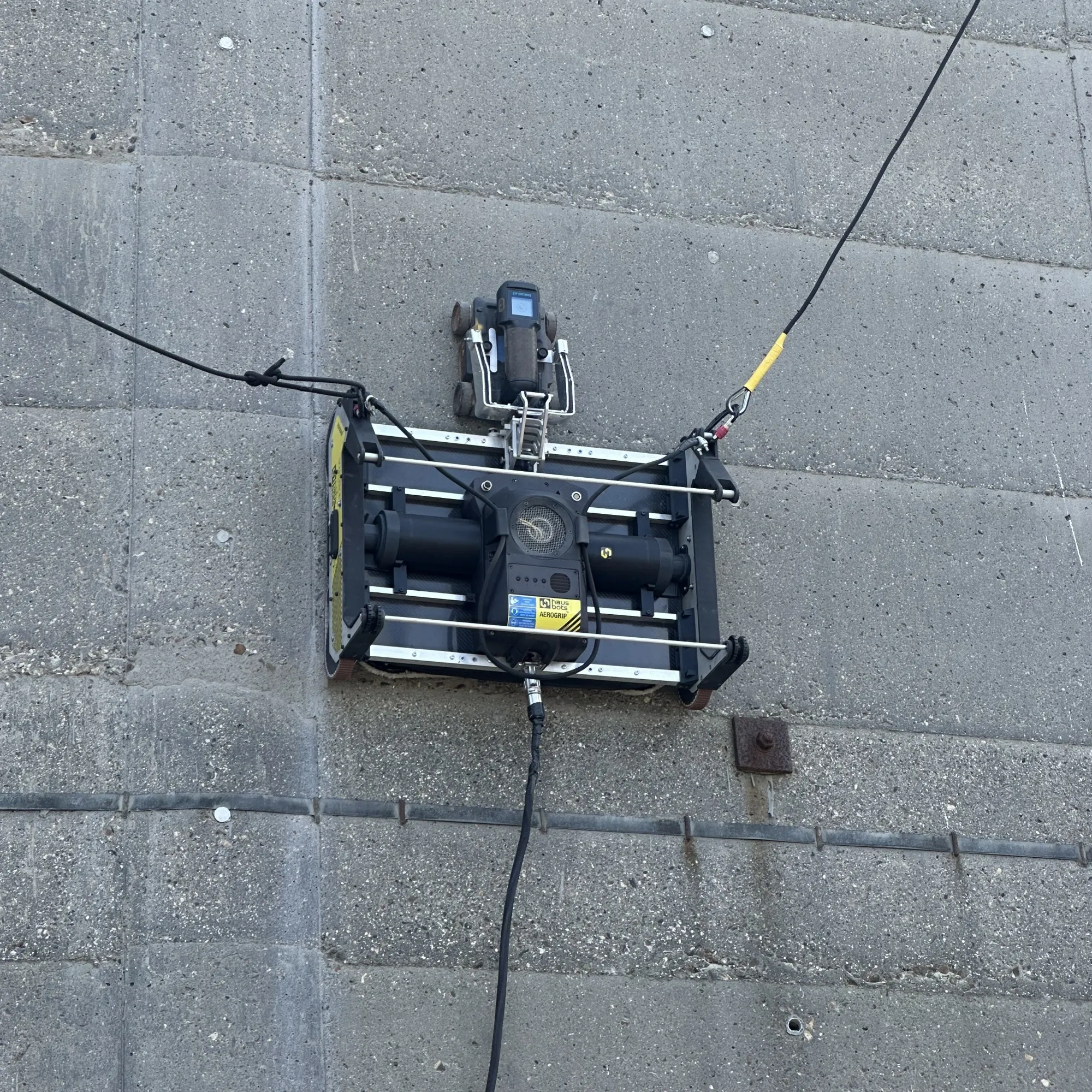 Wall-climbing robots carry out non-destructive testing on EDF chimneys ...