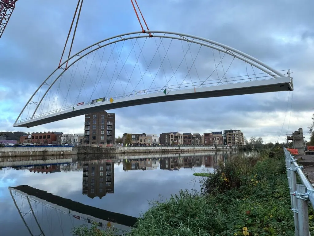 175t bridge lifted into place over River Trent in Nottingham | New ...