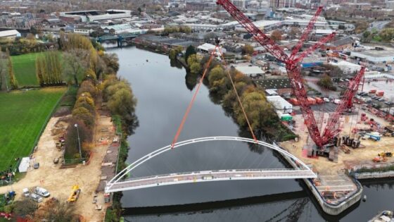 175t bridge lifted into place over River Trent in Nottingham | New ...