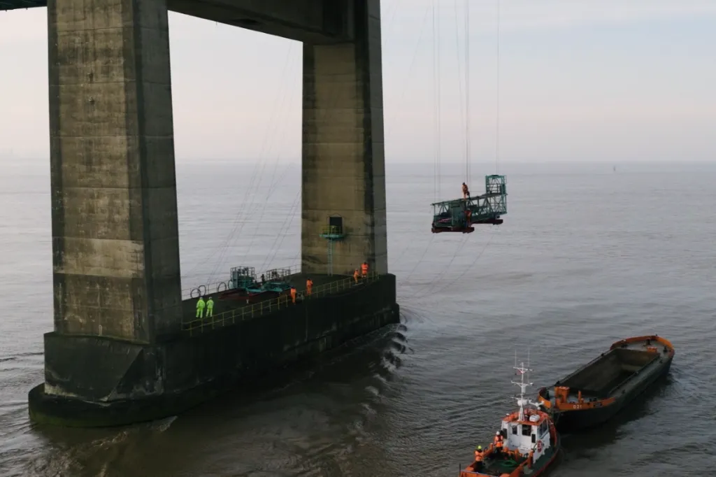Images of Prince of Wales bridge gantry removal | New Civil Engineer